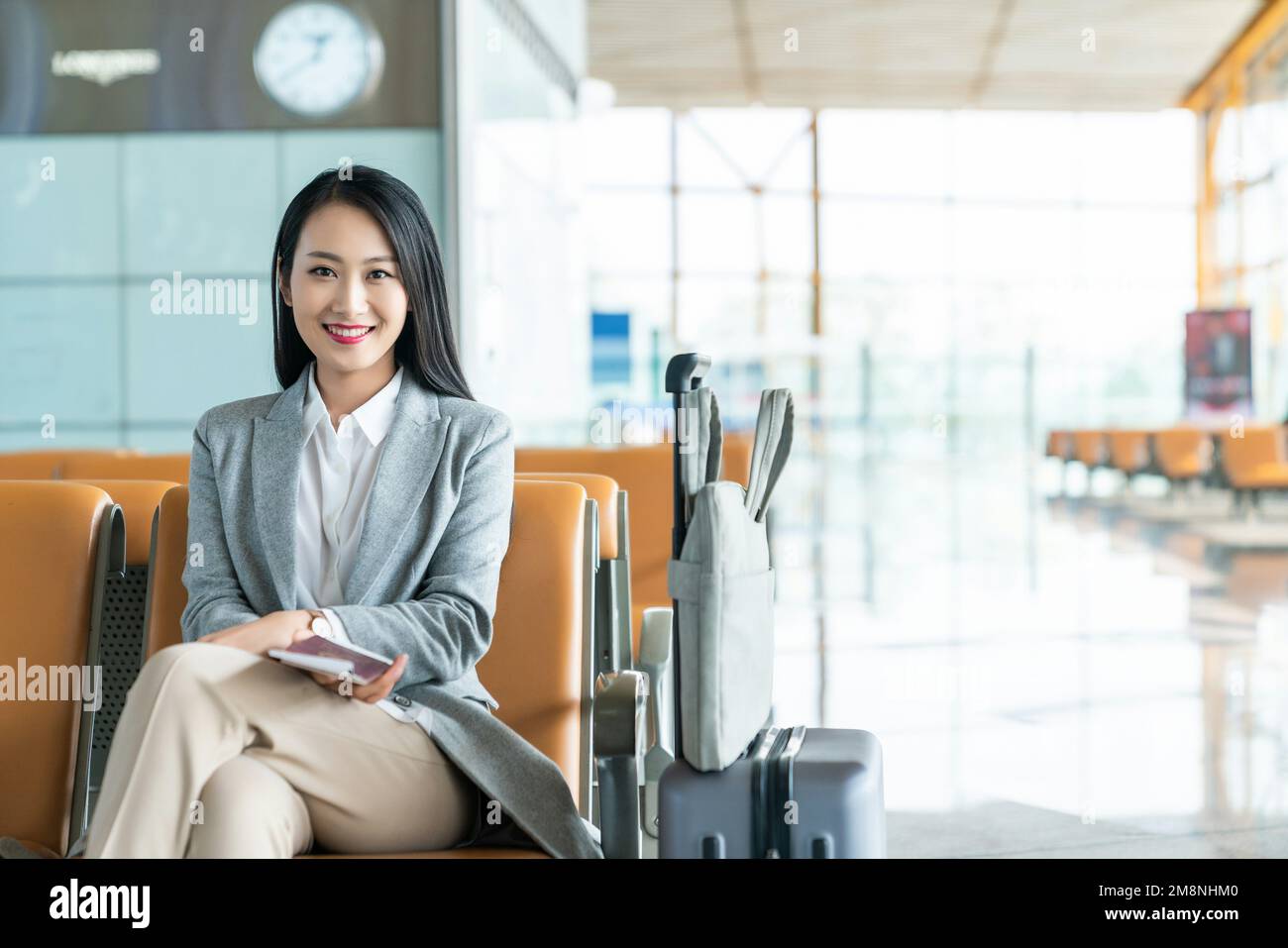 Business woman waiting at the airport Stock Photo - Alamy