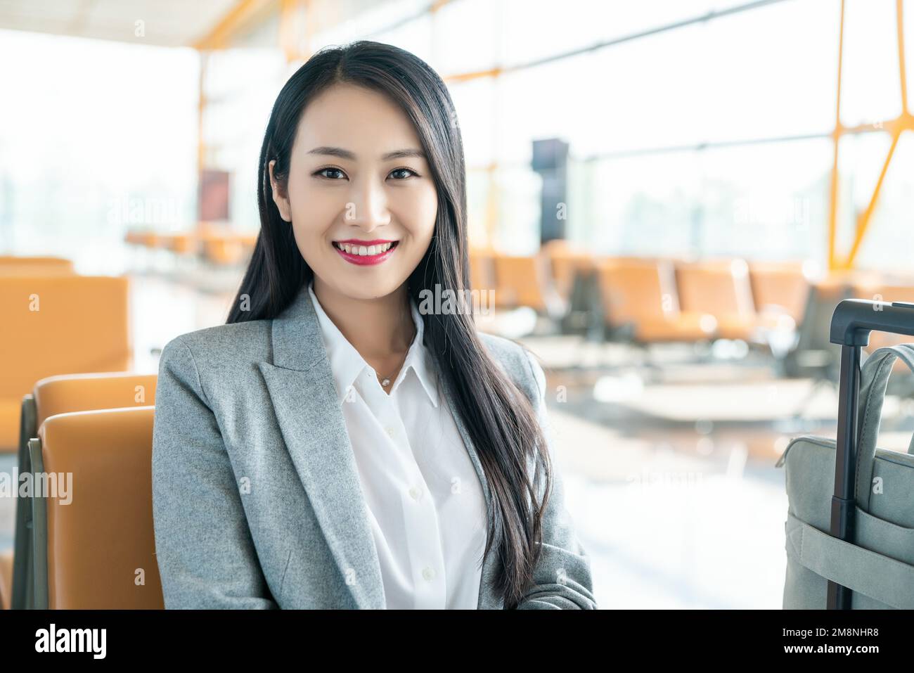 Business woman waiting at the airport Stock Photo - Alamy