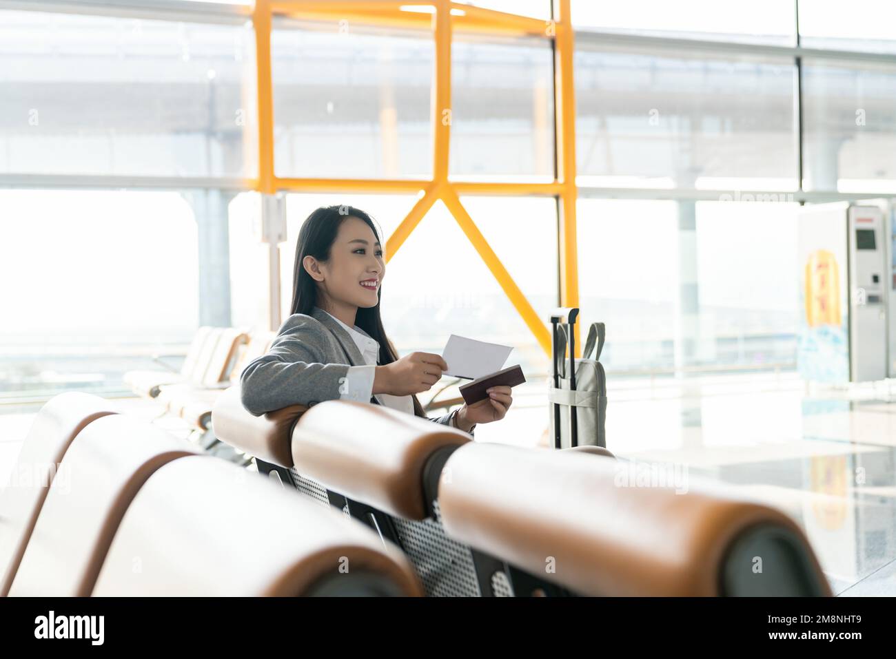 Business woman waiting at the airport Stock Photo - Alamy