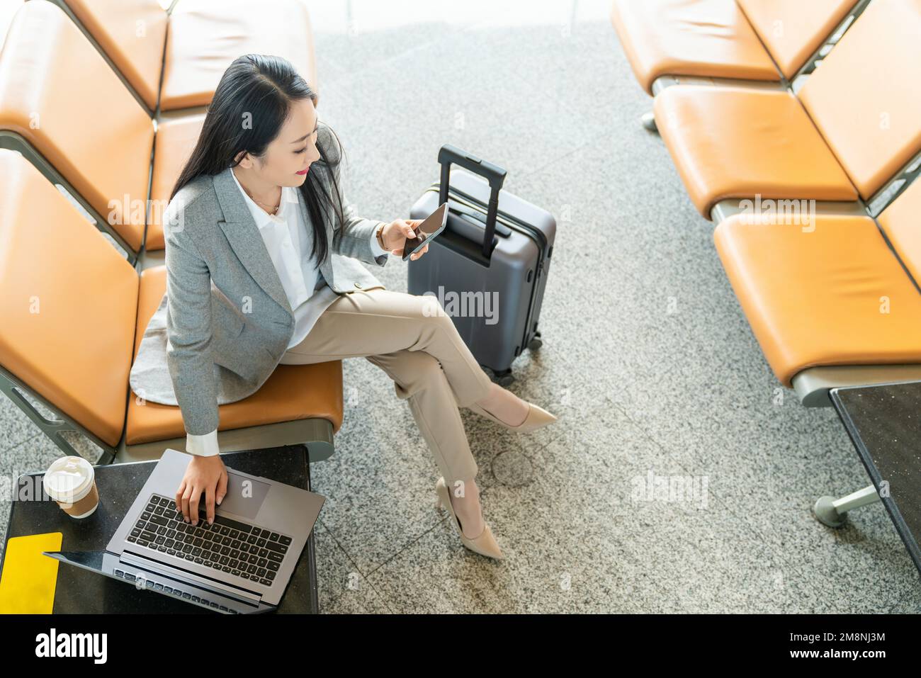 Business woman waiting at the airport Stock Photo - Alamy