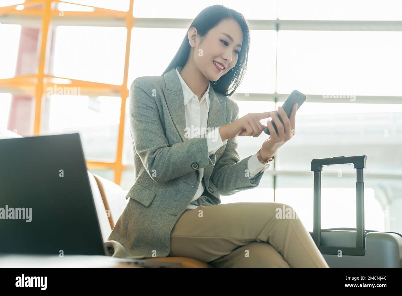 Airport waiting room man woman hi-res stock photography and images - Alamy