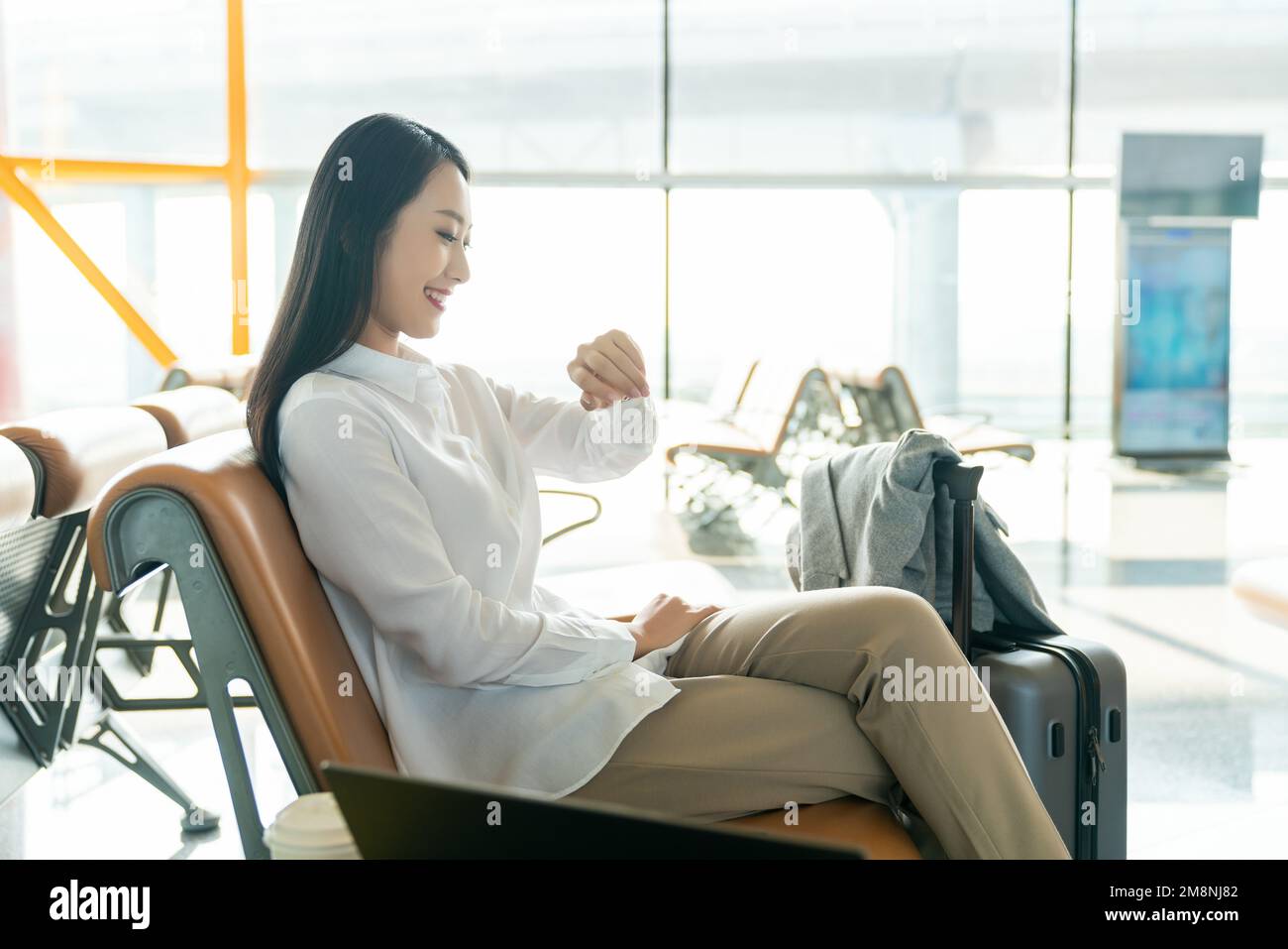 Business woman waiting at the airport Stock Photo - Alamy