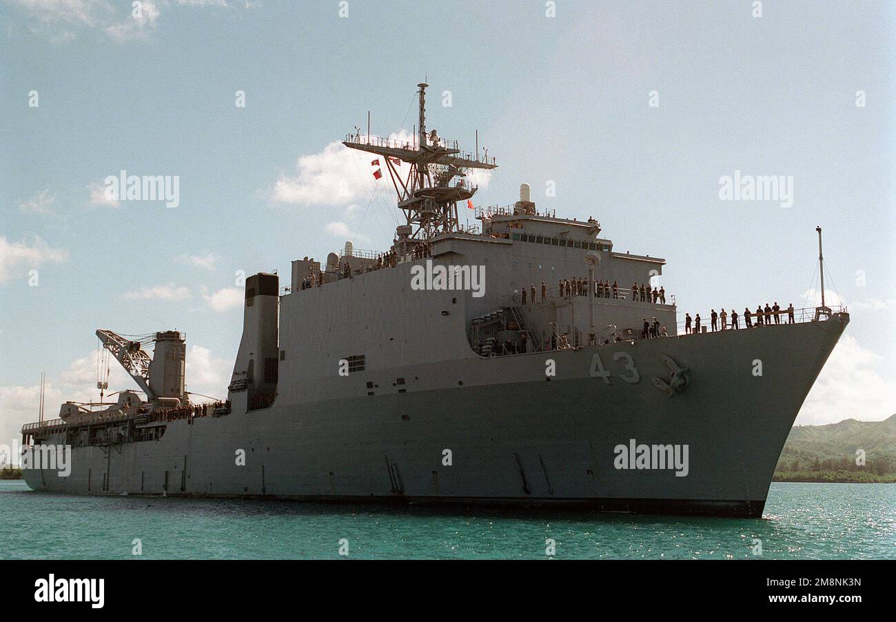 A starboard bow view of the USS FORT MCHENRY (LSD 43) as it enters the ...