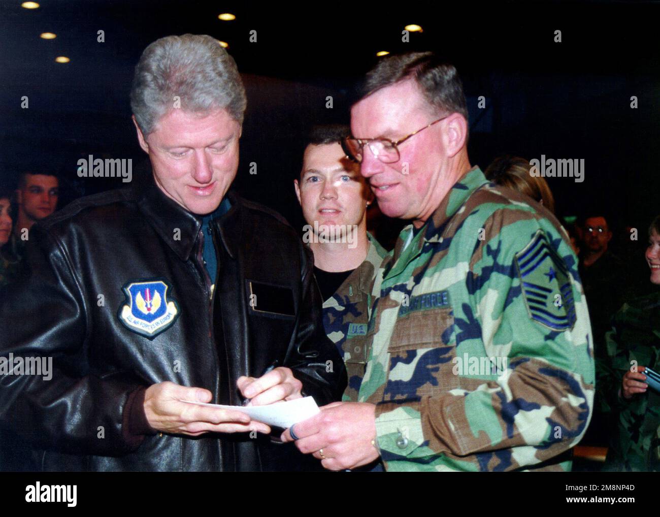President William Jefferson Clinton signs his autograph for Command ...