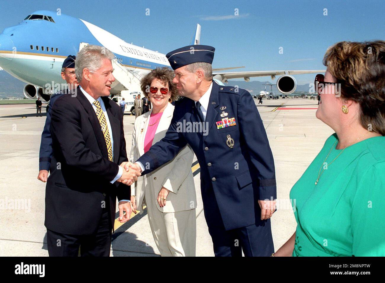 President William Jefferson Clinton shakes hands with US Air Force ...
