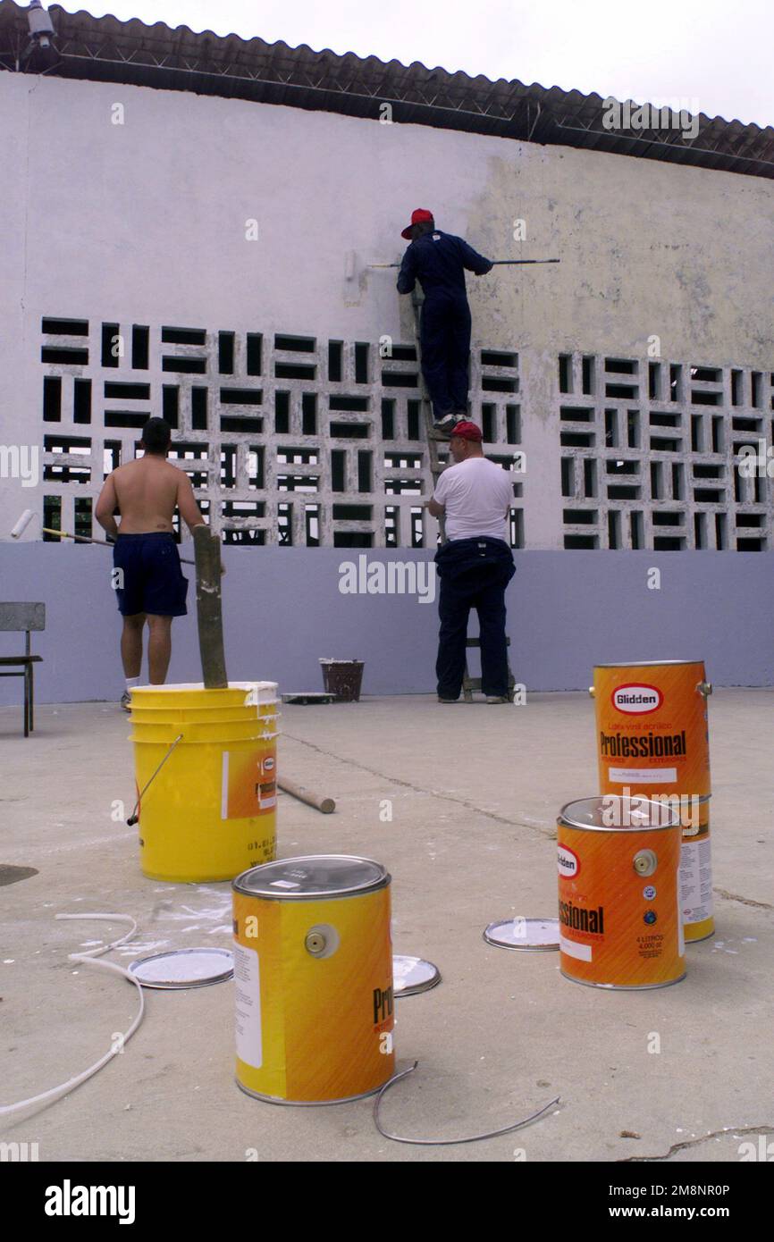 Officer and enlisted crew members from USS REUBEN JAMES (FFG 57 ...
