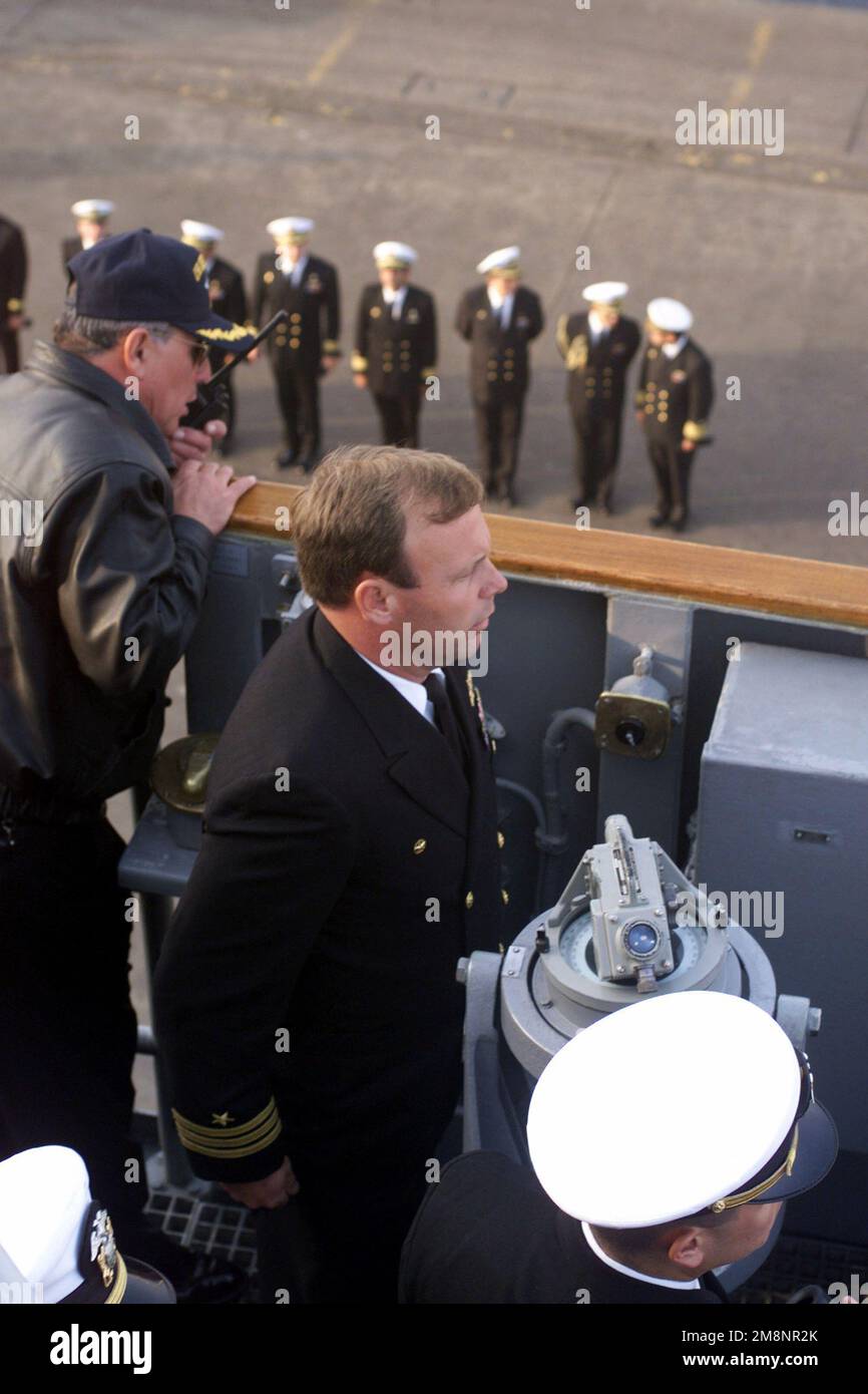 US Navy Commander Steven L Richter, Captain of USS REUBEN JAMES (FFG 57 ...