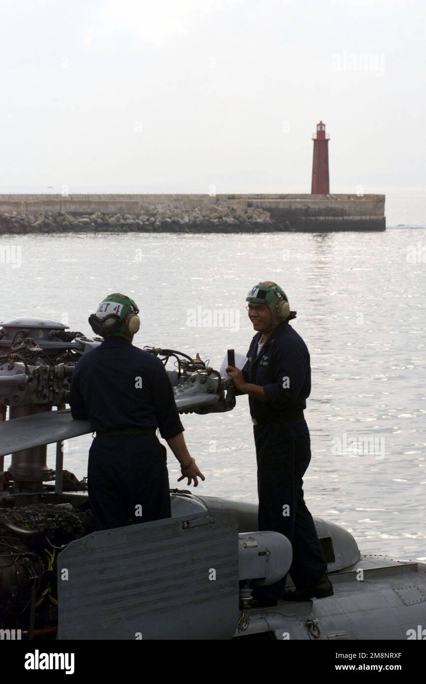 US Navy Sailors from Helicopter Antisubmarine Squadron Light 37 (HSL-37 ...