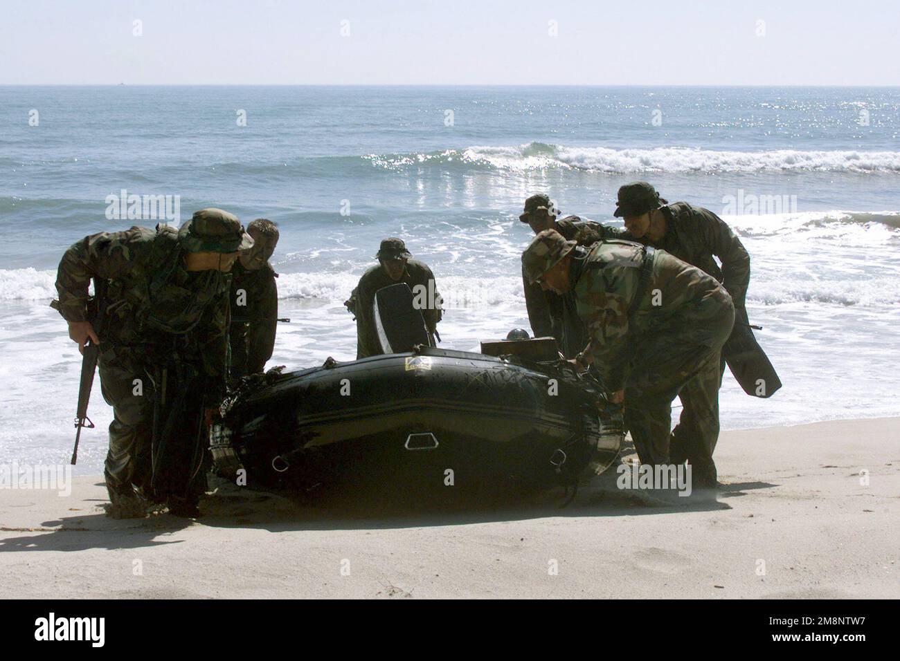 Marines from the 1ST Marine Division, Reconnaissance Company, perform a ...