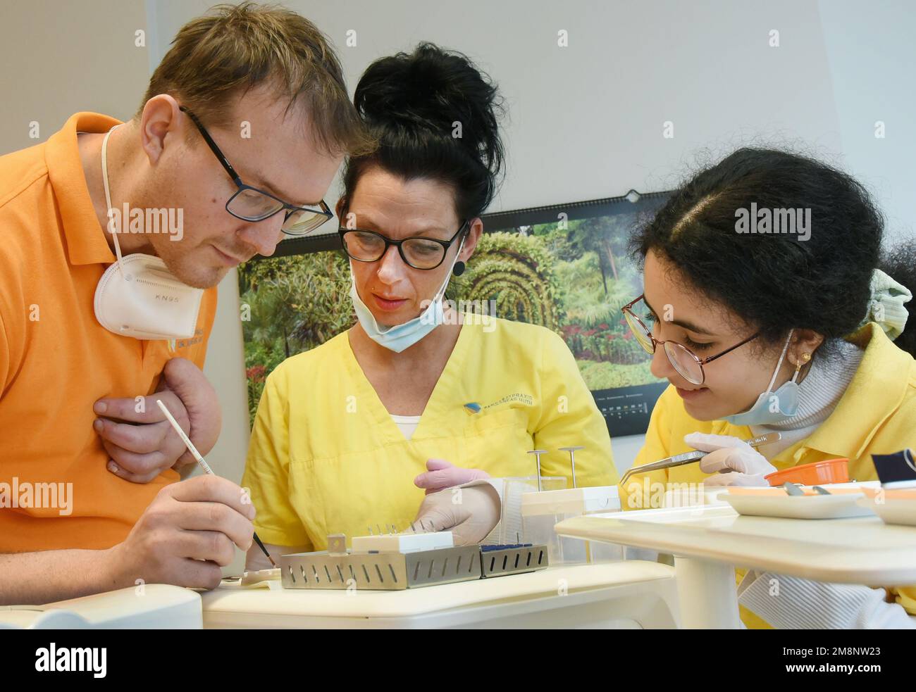 11 January 2023, Leipzig: In his dental practice, dentist Dr. Andreas ...