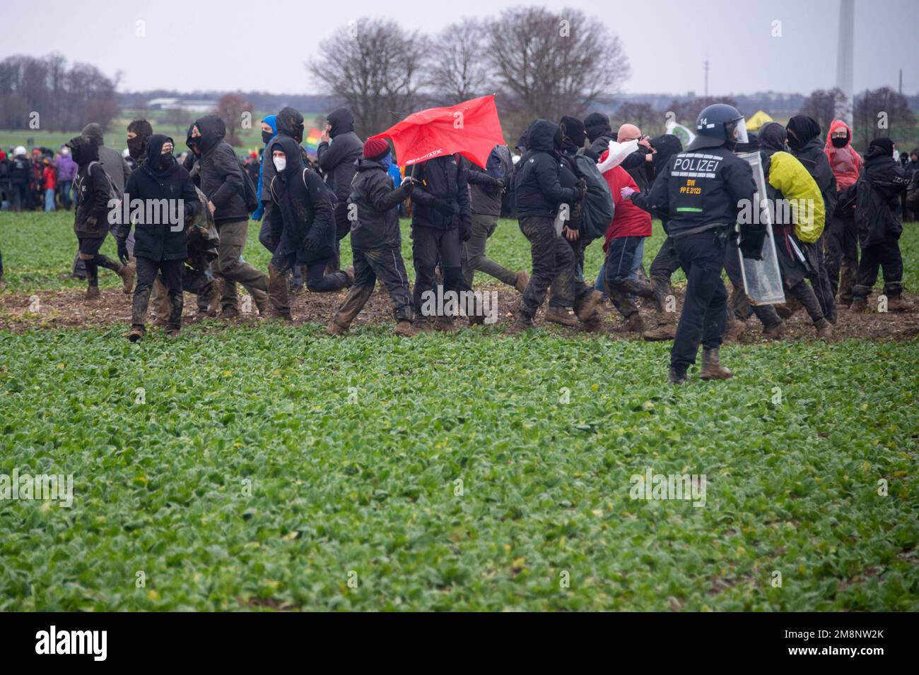 Luetzerath, Deutschland. 14th Jan, 2023. Some people break through ...