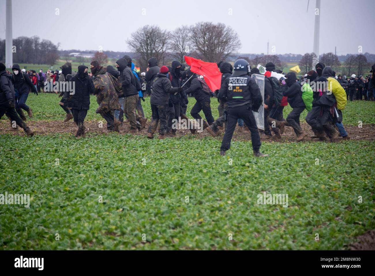 Luetzerath, Deutschland. 14th Jan, 2023. Some people break through ...