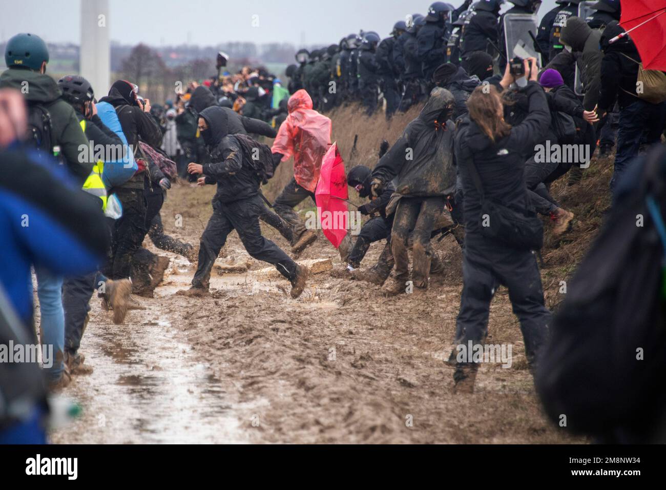 Luetzerath, Deutschland. 14th Jan, 2023. Some people break through ...