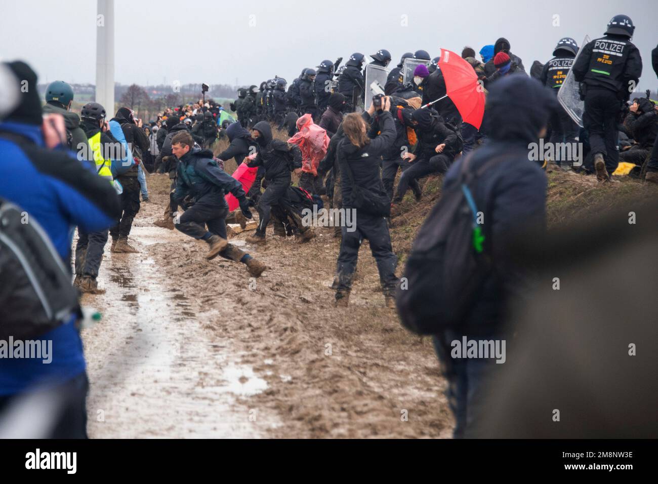 Luetzerath, Deutschland. 14th Jan, 2023. Some people break through ...