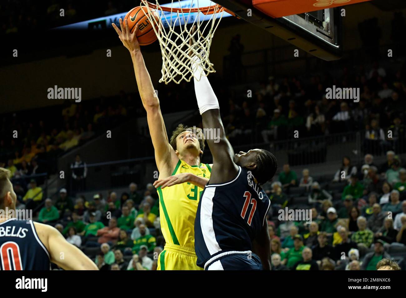 Oregon center Nate Bittle (32) shoots over Arizona center Oumar Ballo ...