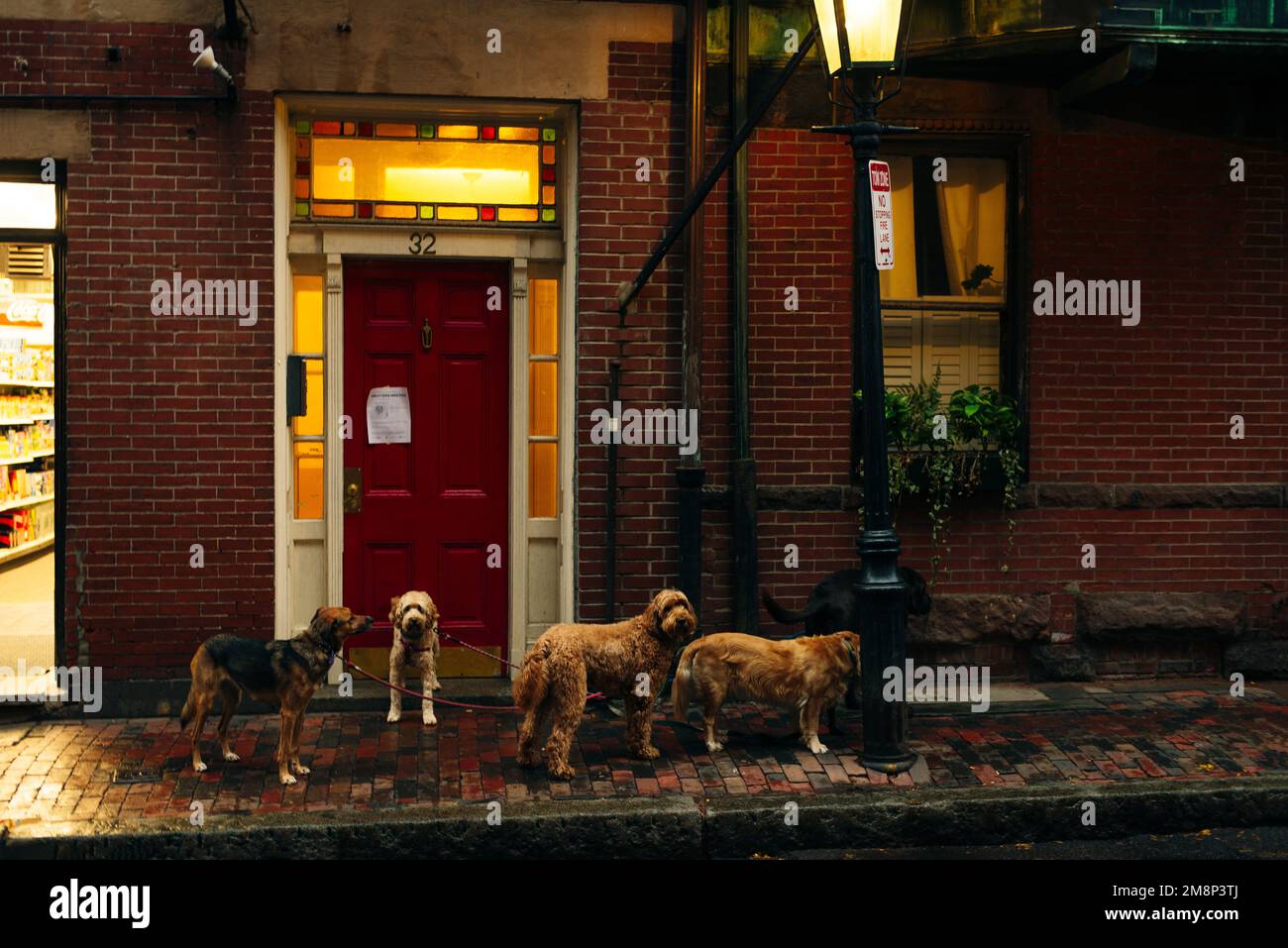 Boston, Massachusetts, USA - november 2019 Cobblestone street and old ...