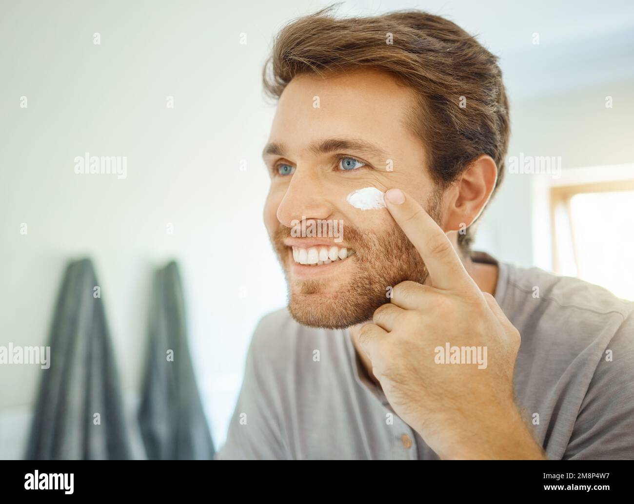 Applying face cream man hi-res stock photography and images - Alamy