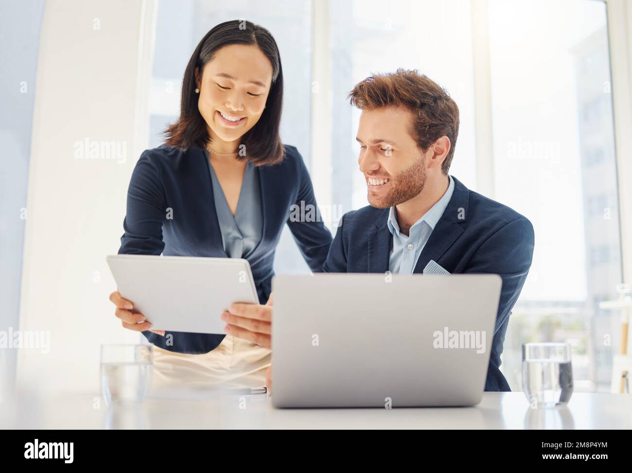 Two young diverse colleagues man hi-res stock photography and images - Alamy