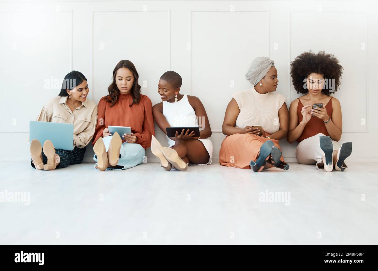 Five sitting together hi-res stock photography and images - Alamy