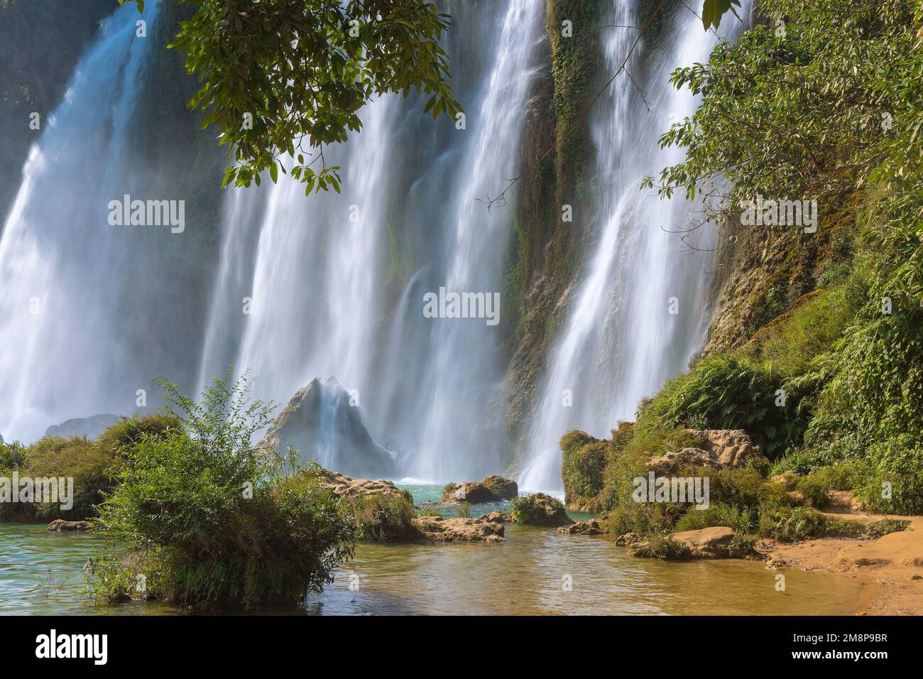 Ban Gioc waterfall on the border of Vietnam and China Stock Photo - Alamy