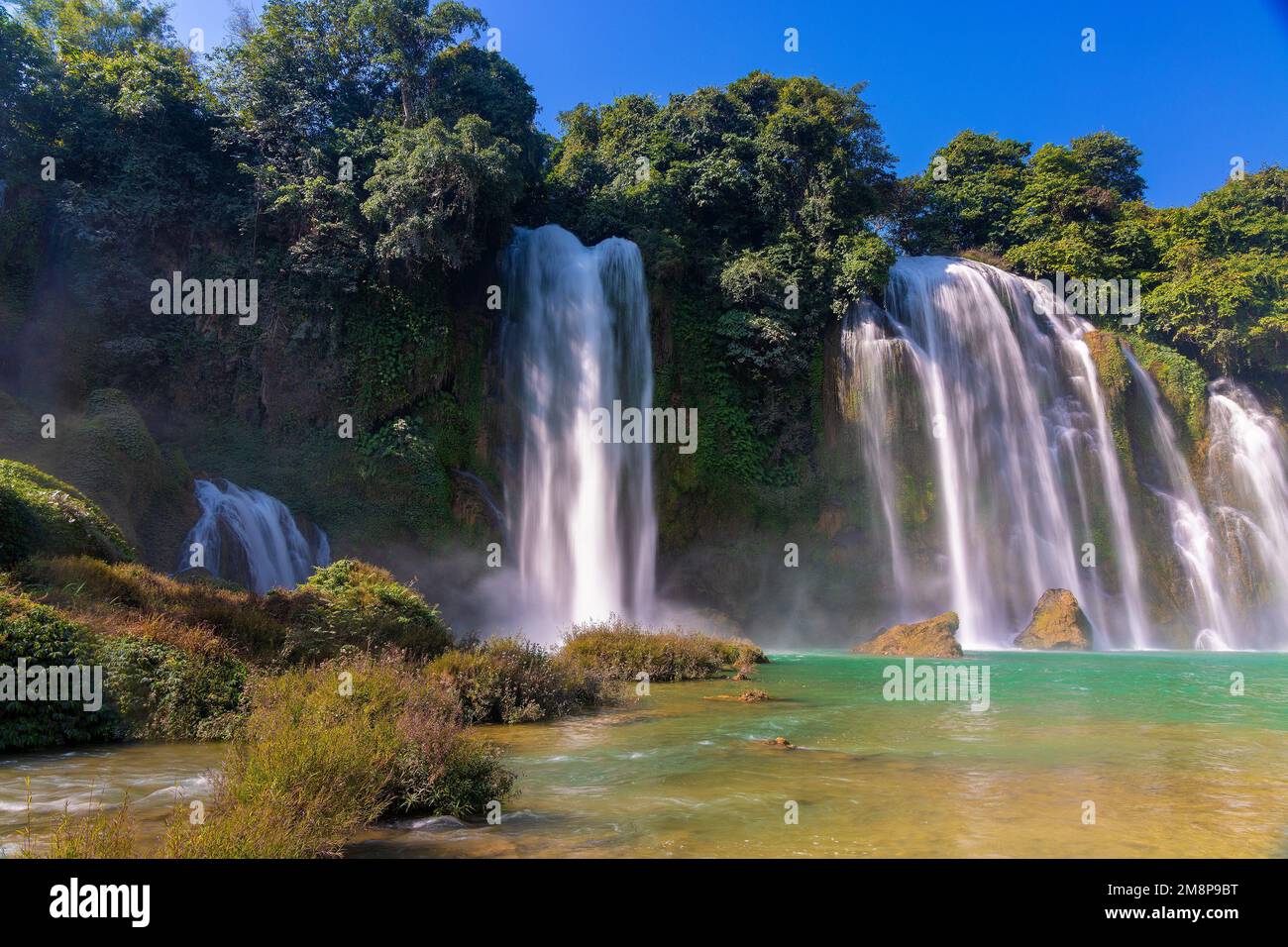 Ban Gioc waterfall on the border of Vietnam and China Stock Photo - Alamy