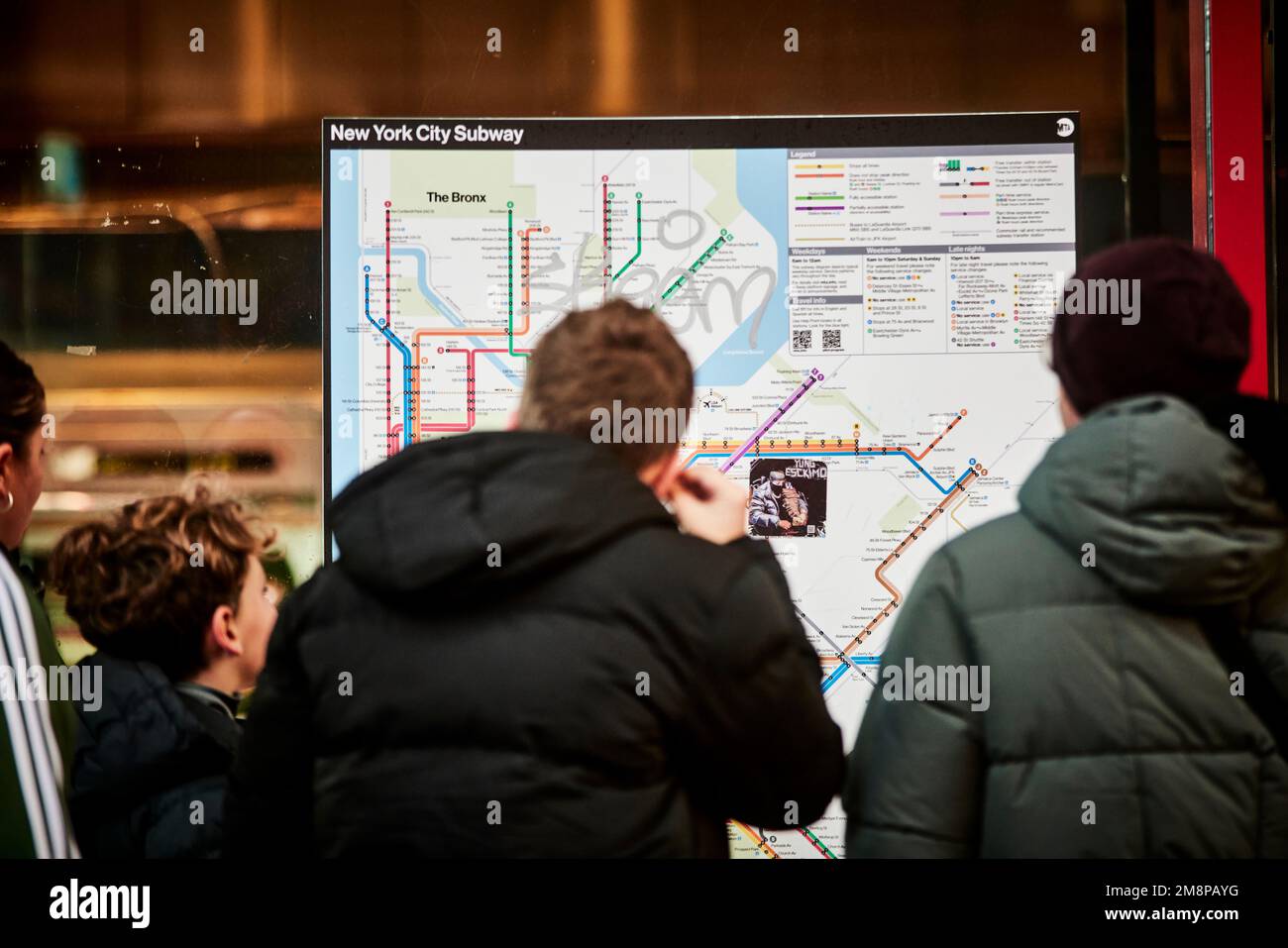 New York city Manhattan tourists reading the subway map Stock Photo - Alamy