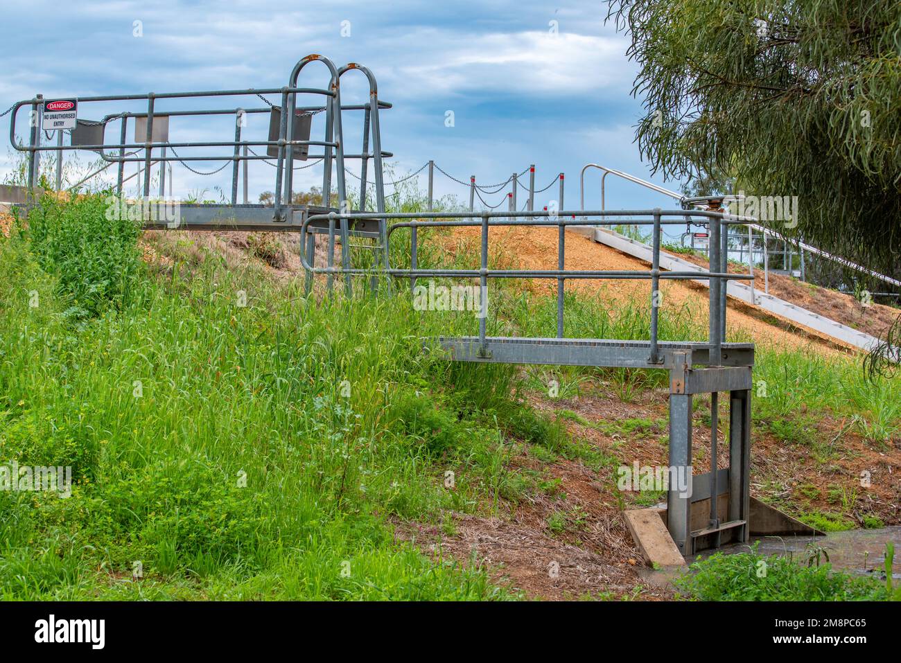 Flood levee hi-res stock photography and images - Alamy