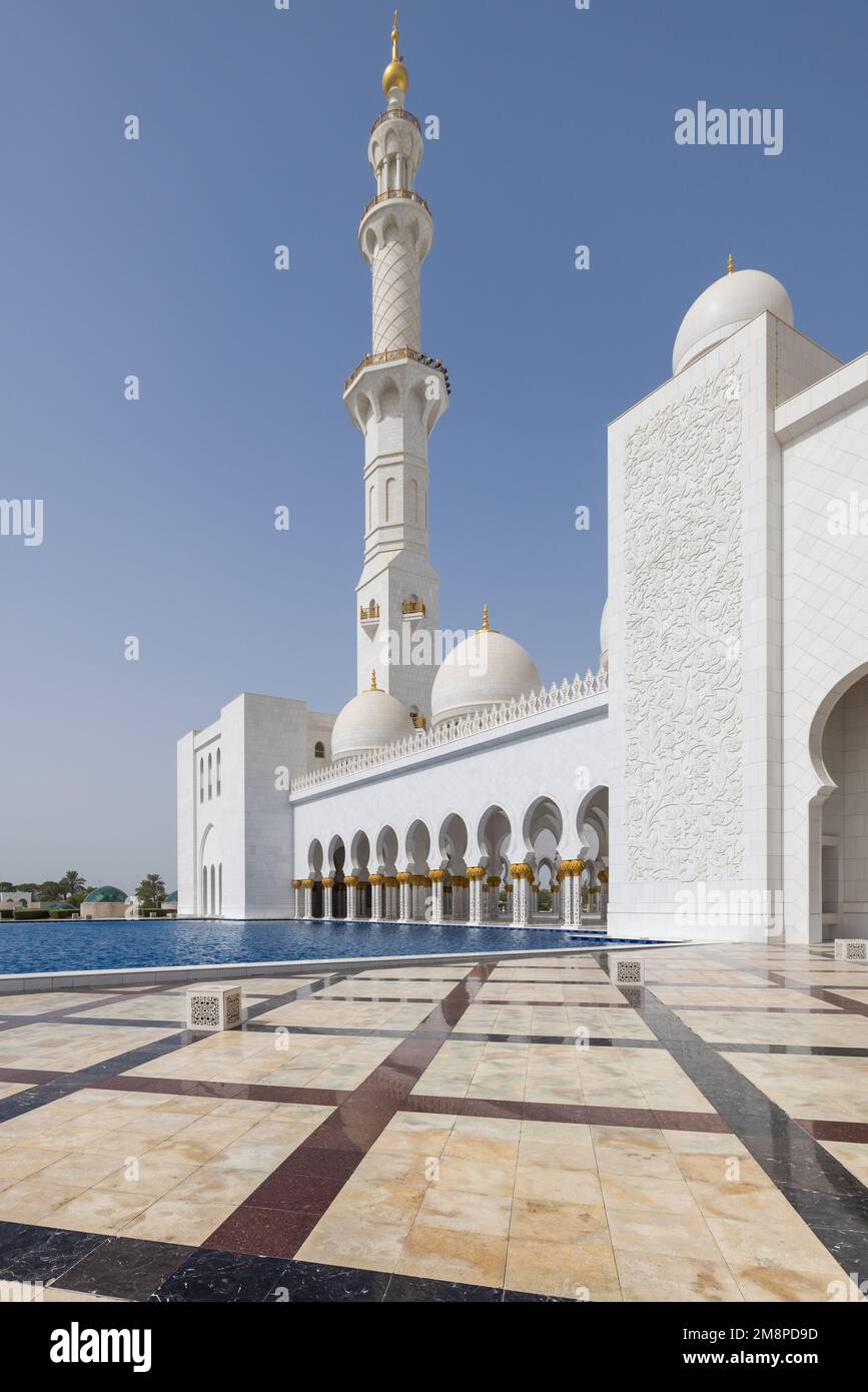 Wide angle view of the corner minaret of the Sheik Zayed grand mosque ...