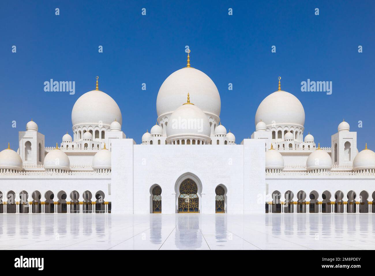 Symmetrical close up of the main courtyard of the Sheik Zayed grand ...