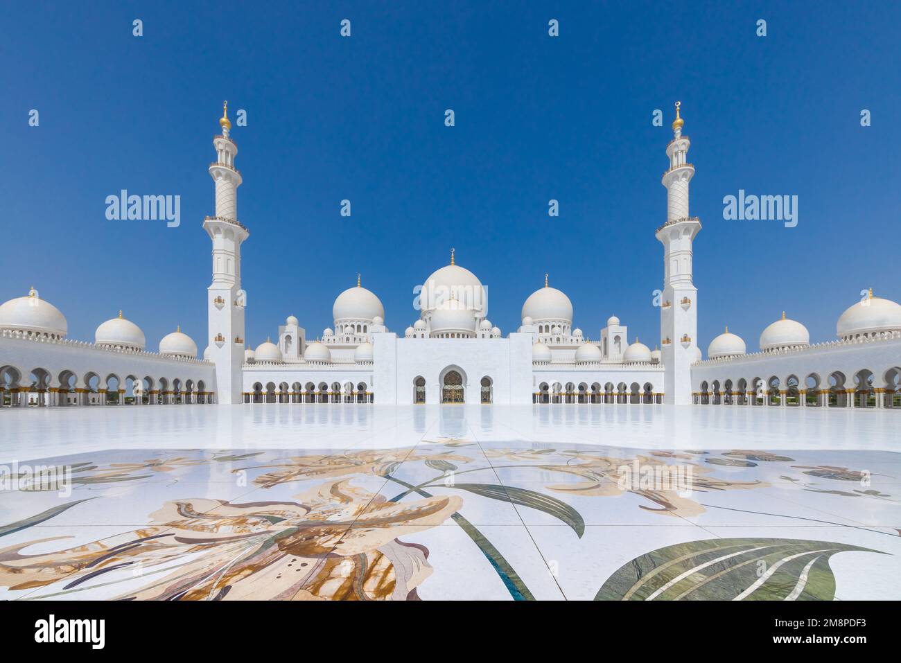 Symmetrical view of the main courtyard of the Sheik Zayed grand mosque ...