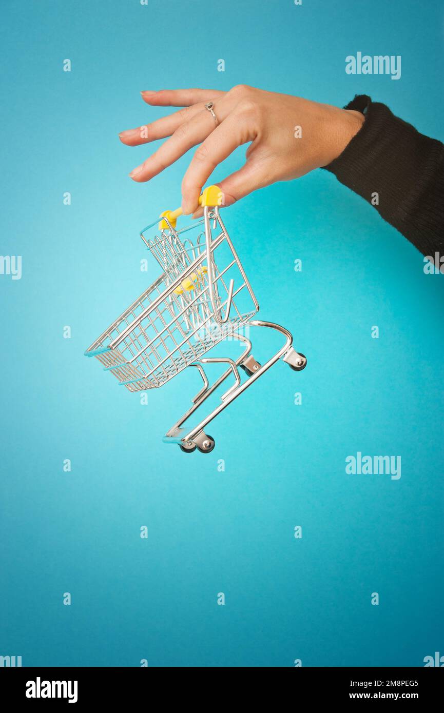 hand holding a shopping cart Stock Photo - Alamy