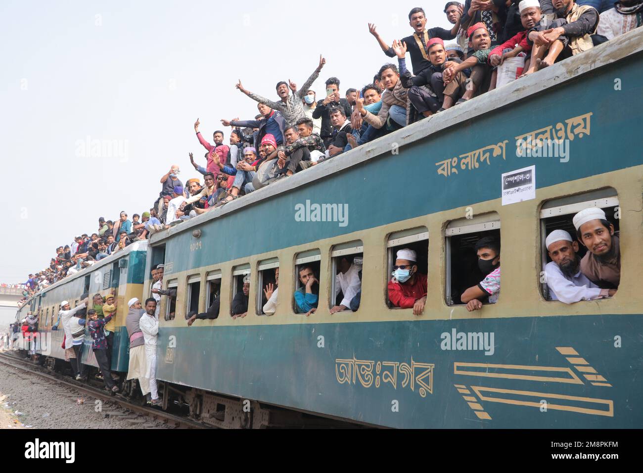 Dhaka, Dhaka, Bangladesh. 15th Jan, 2023. Muslim devotees travel by ...