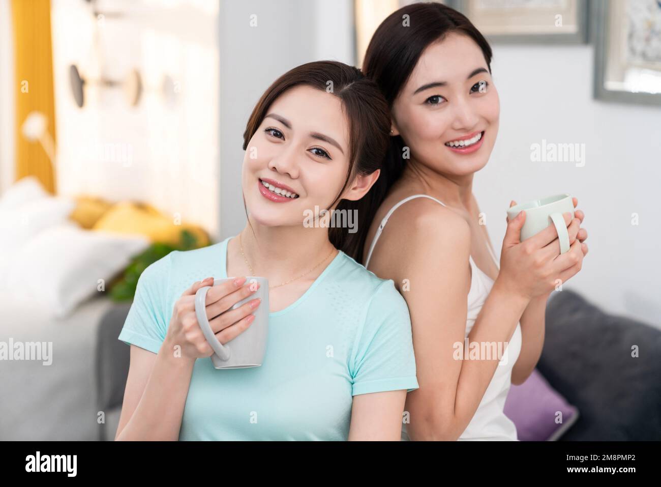 Two sisters standing back back hi-res stock photography and images - Alamy
