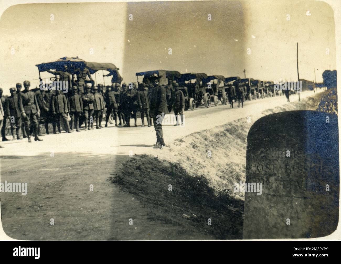 WW1 - first world war, italian soldiers transporting material to build ...