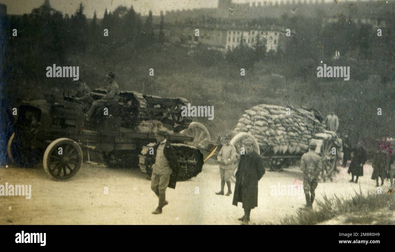 WW1 - first world war, italian soldiers transporting material to build ...