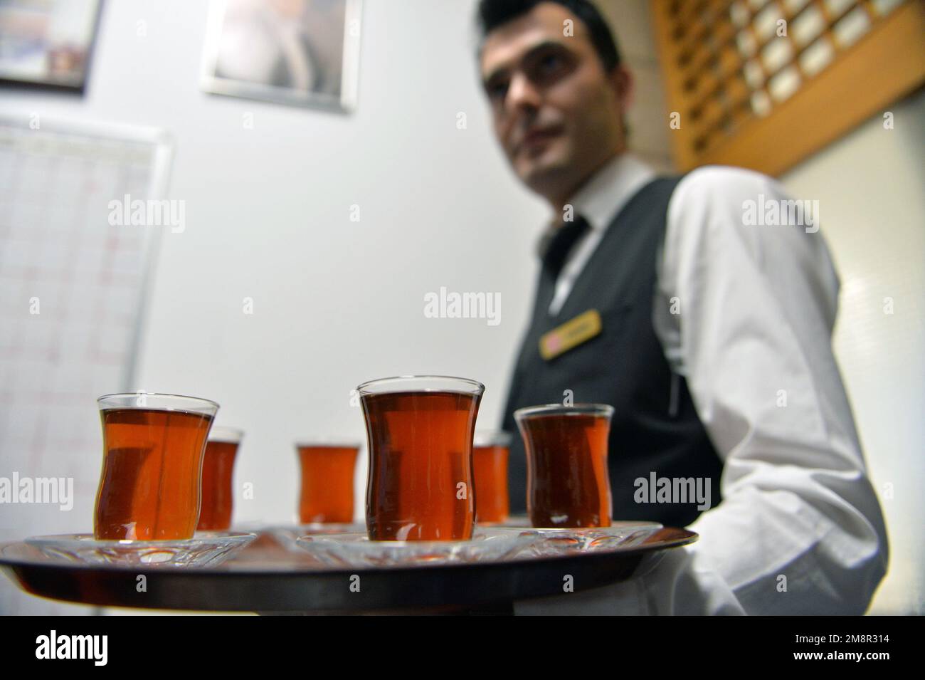Ankara, T¨¹rkiye. 6th Jan, 2023. A waiter serves tea to customers at a ...