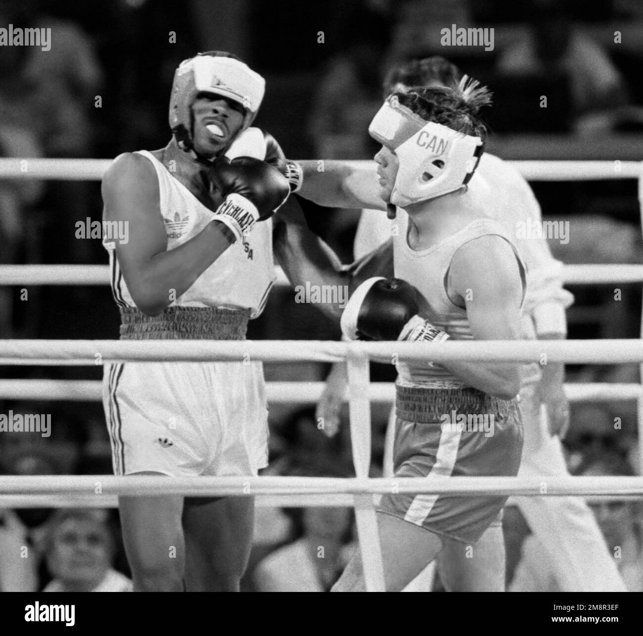 OLYMPIC SUMMER GAMES IN LOS ANGELES 1984 BOXING Frank Tate USA against ...