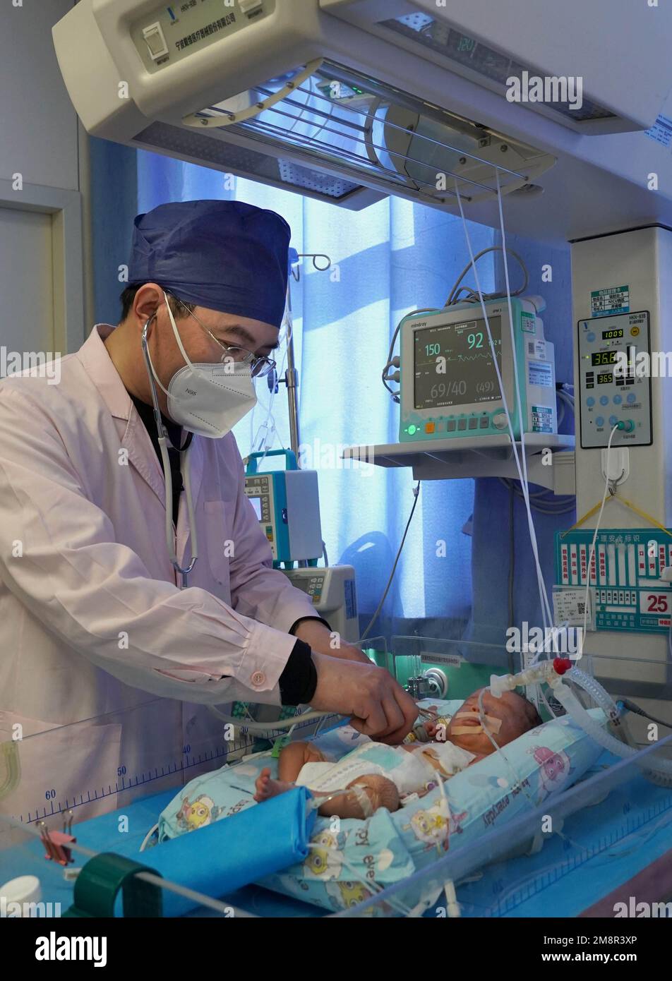 Hospital neonatal unit hi-res stock photography and images - Alamy