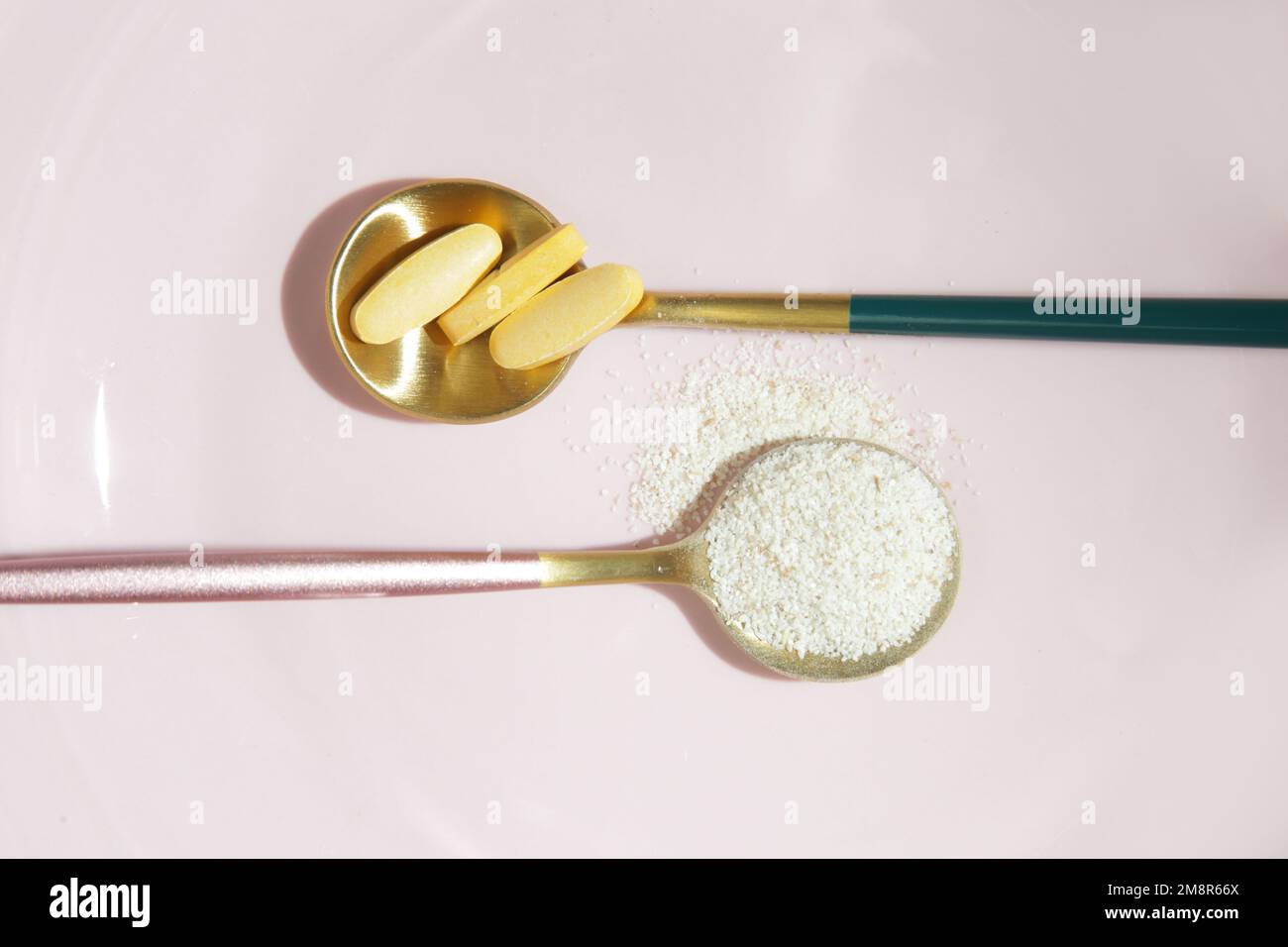 Collagen powder and pills in spoon. Concept of nutritional supplement ...