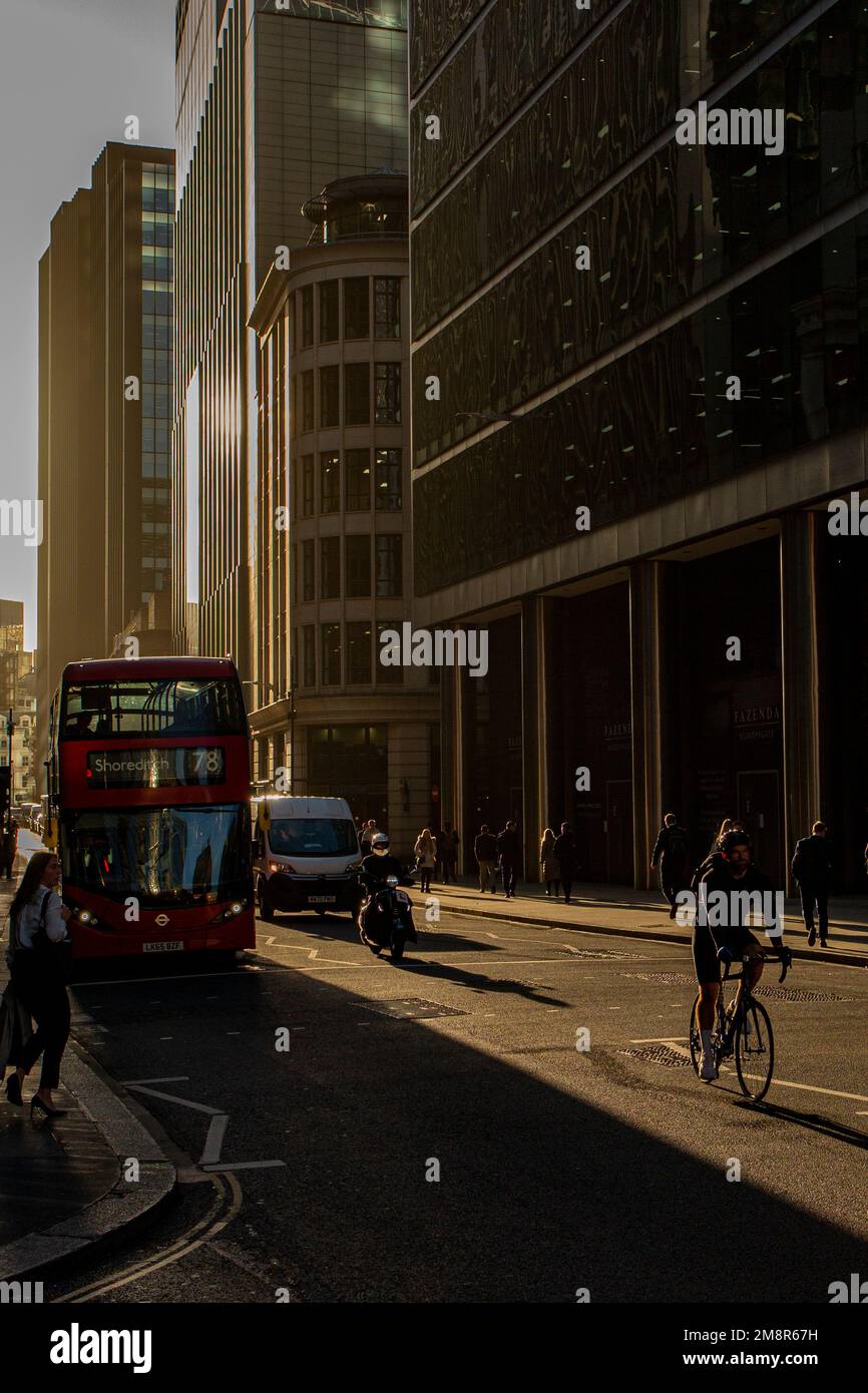 London early morning rush hour hi-res stock photography and images - Alamy