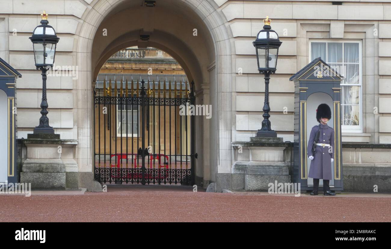 A guard outside Buckingham Palace London England Stock Photo - Alamy