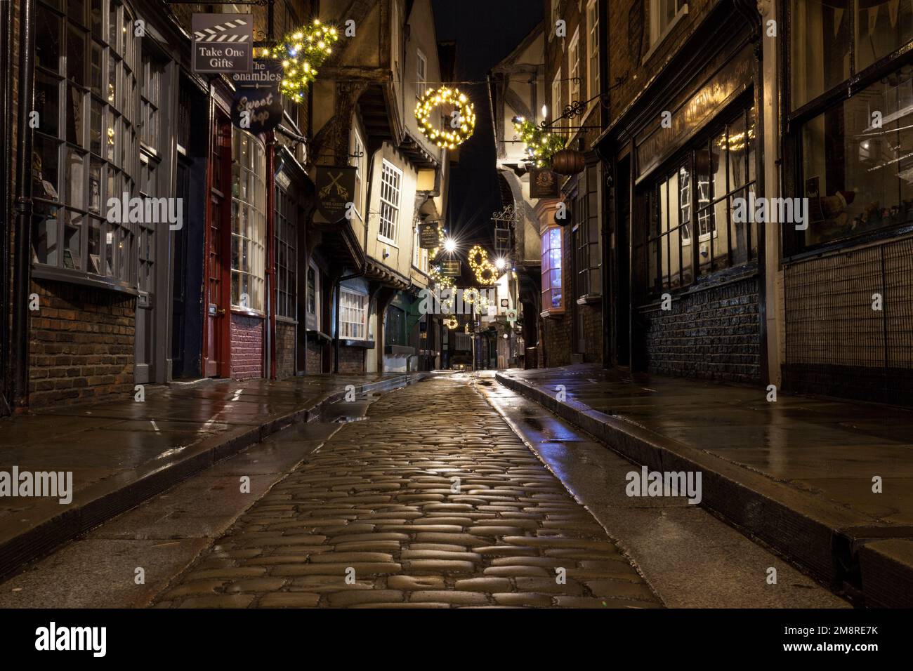 The Shambles, historic medieval street in York at Christmas time with ...