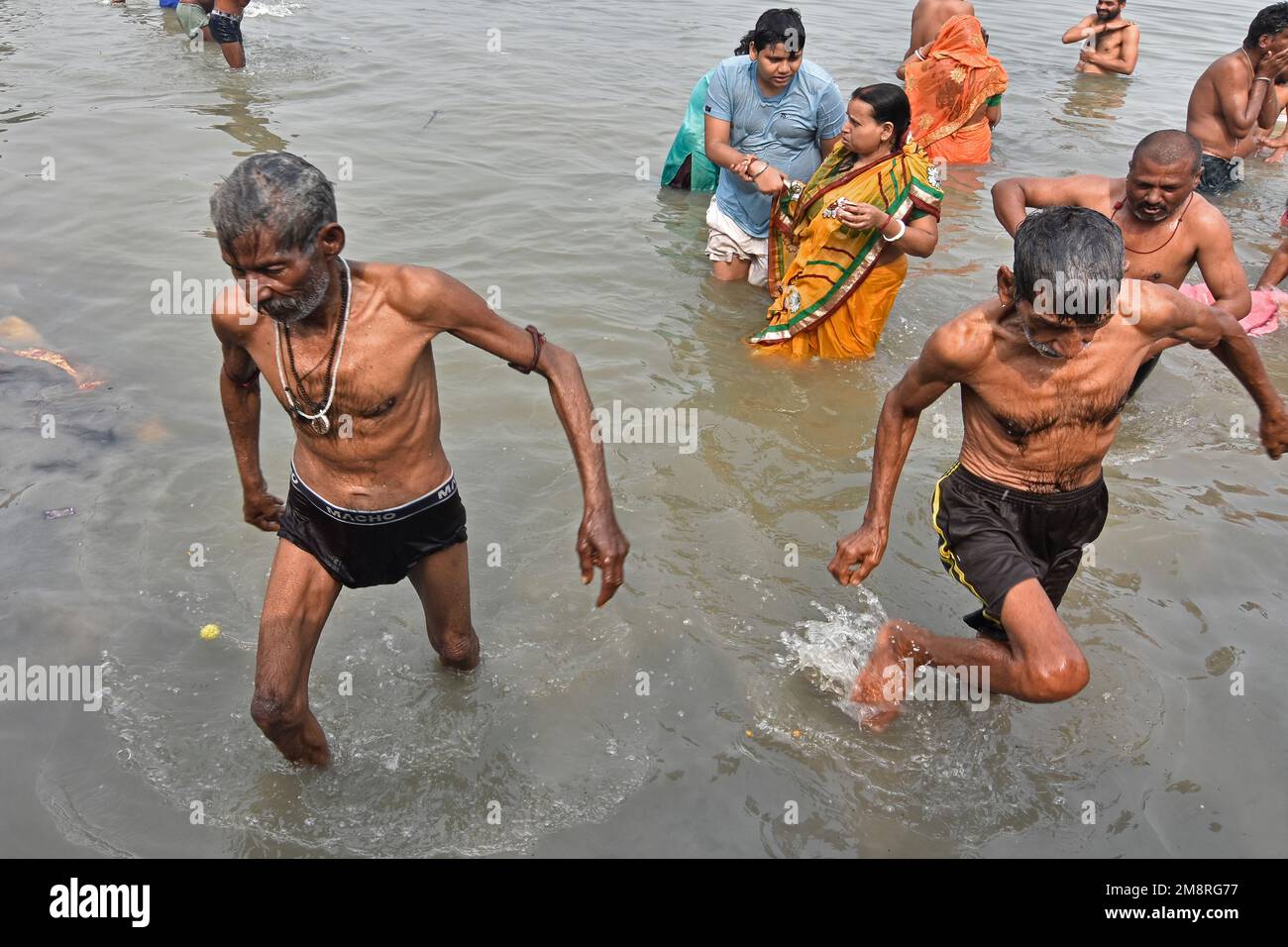 Kolkata, West Bengal, India. 15th Jan, 2023. Pilgrims after holy bath ...
