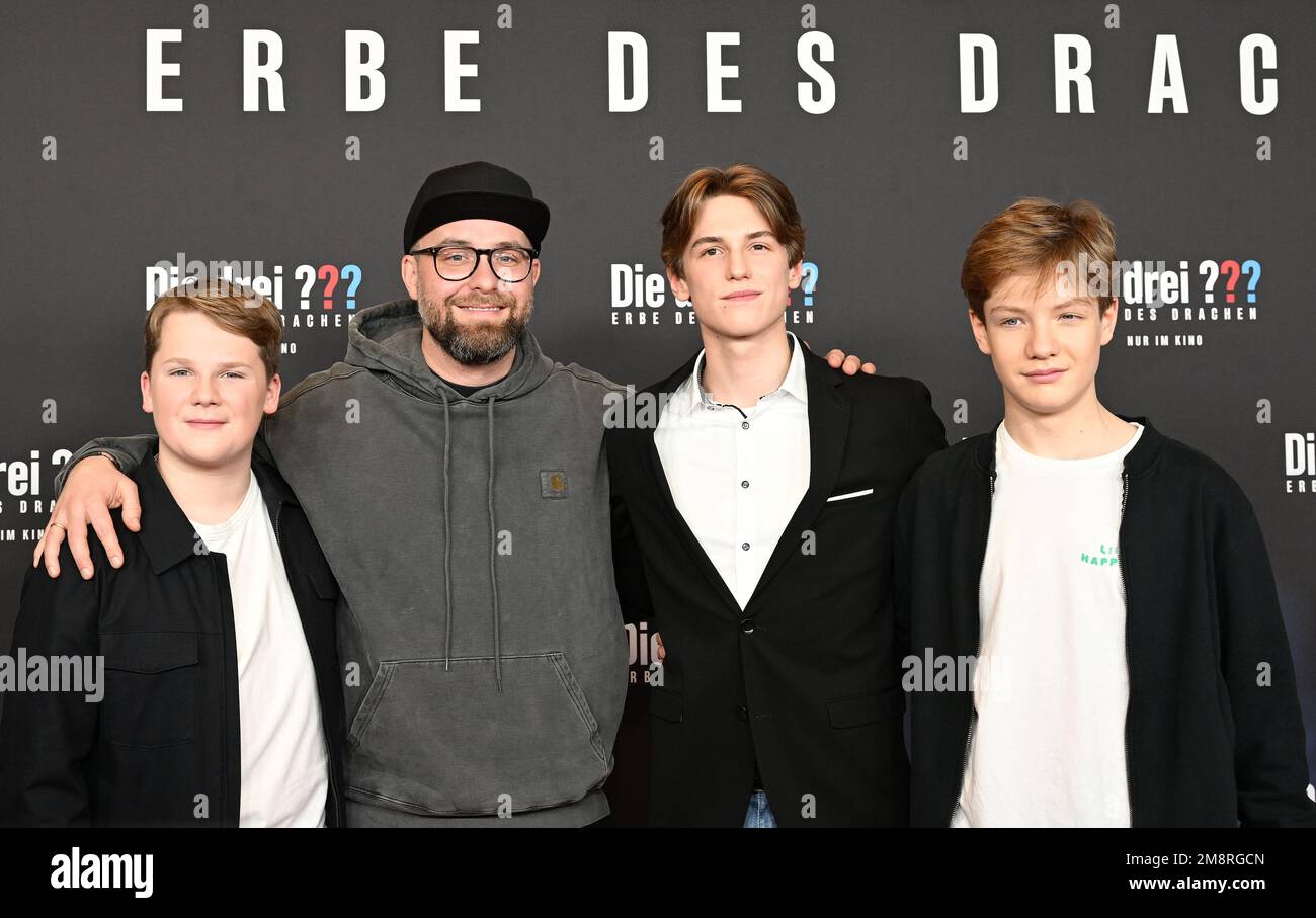 Munich, Germany. 15th Jan, 2023. Actor Julius Weckauf (l-r), musician Mark Forster and actors ...