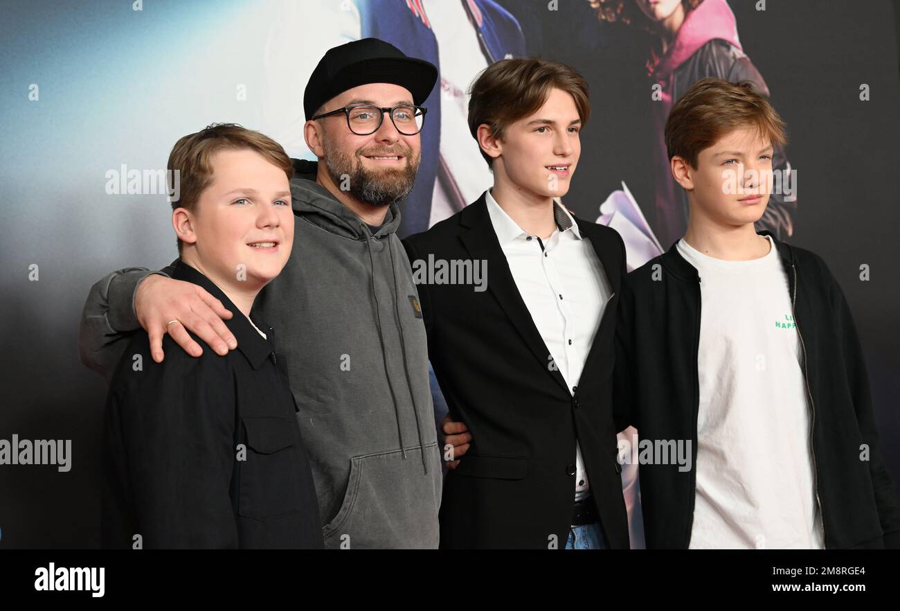 Munich, Germany. 15th Jan, 2023. Actor Julius Weckauf (l-r), musician Mark Forster and actors ...