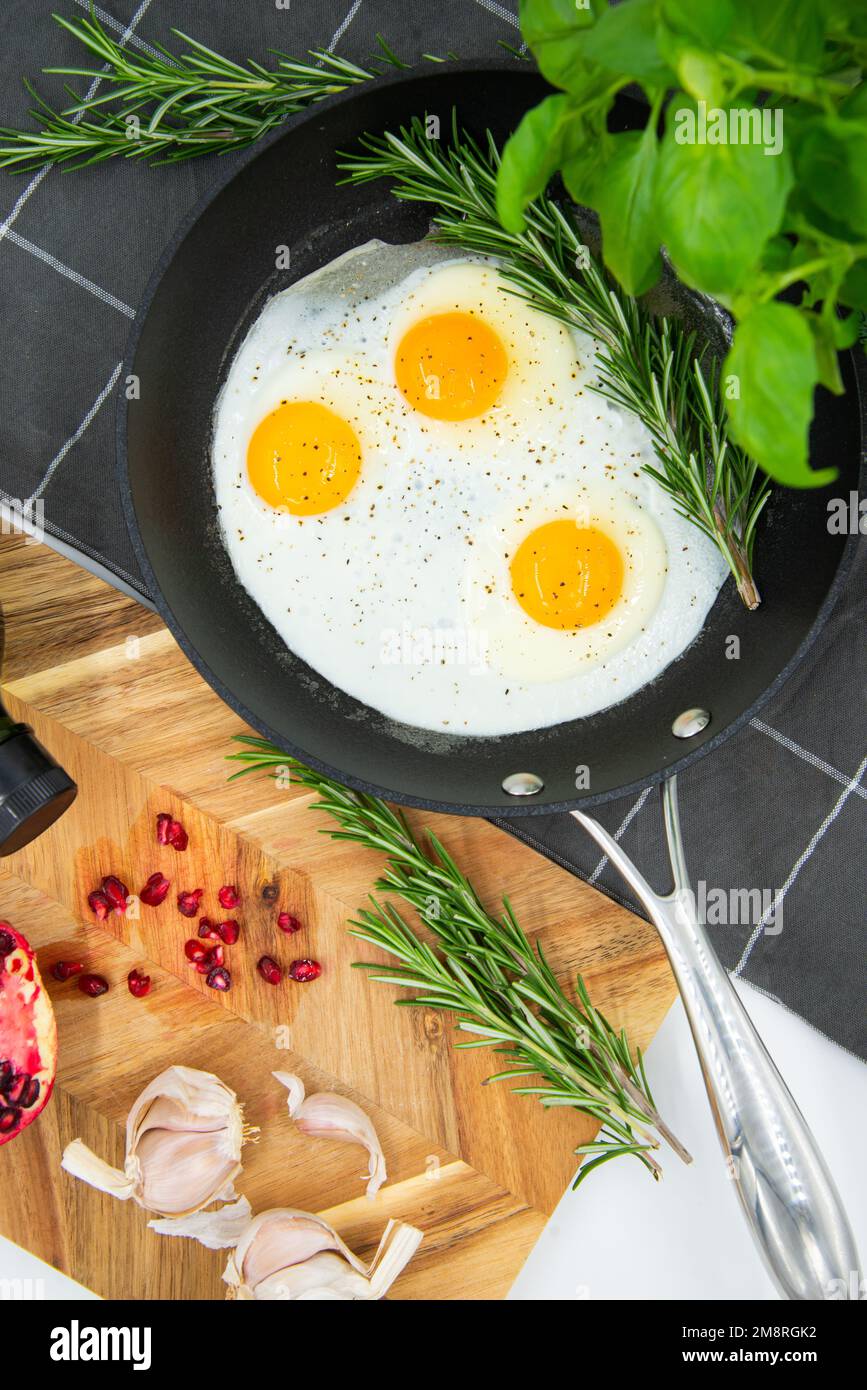 Brunch of garlic hi-res stock photography and images - Alamy