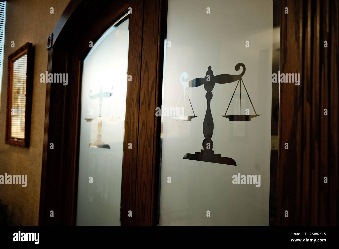 Scales of justice logo hi-res stock photography and images - Alamy