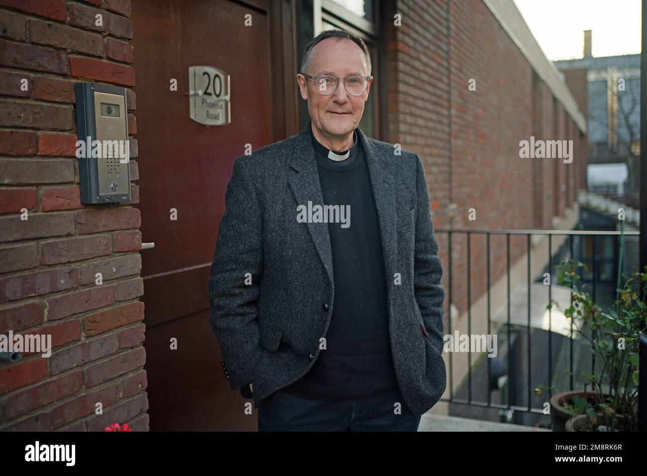 Who is conducting the service hi-res stock photography and images - Alamy