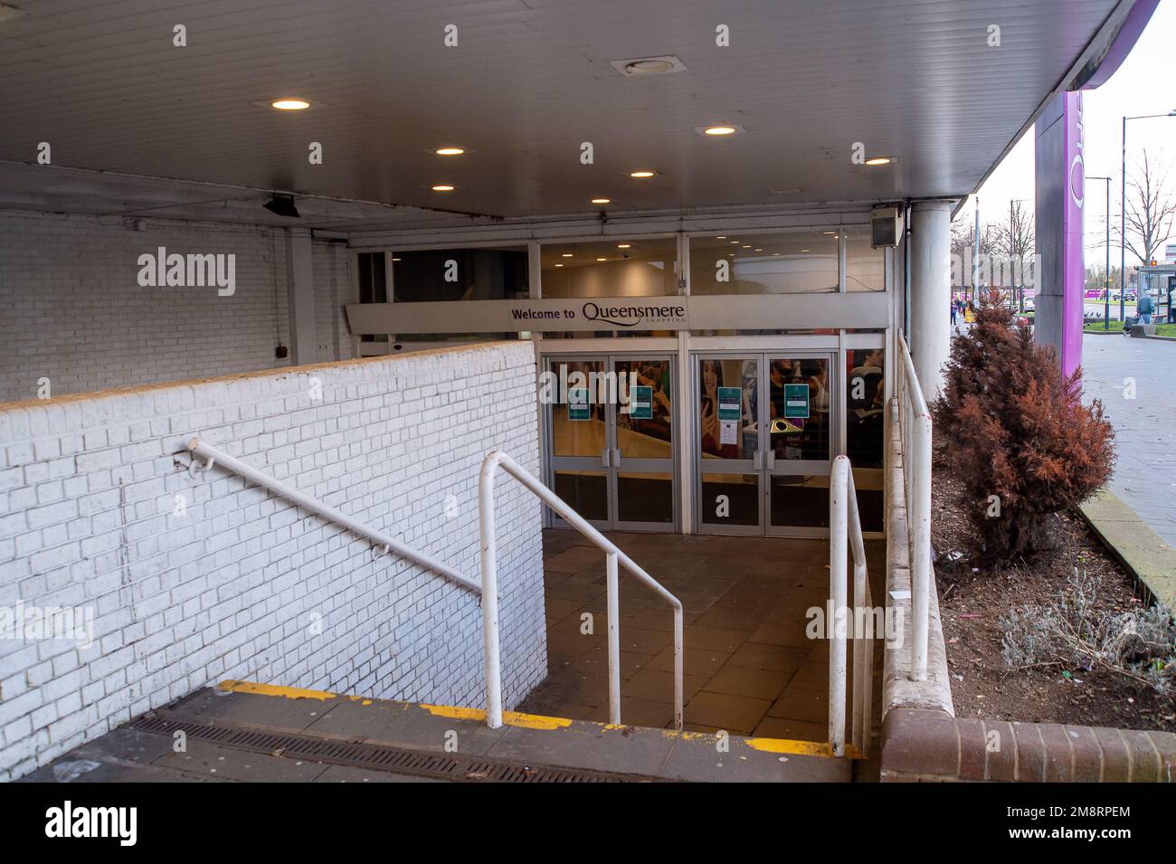 Queensmere shopping centre hi-res stock photography and images - Alamy