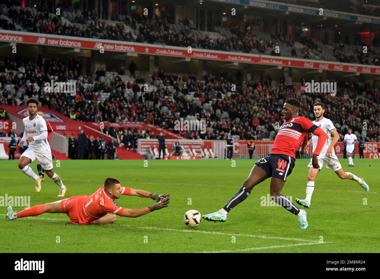 LILLE - (lr) Estac Troyes goalkeeper Mateusz Lis, Timothy Weah of LOSC ...